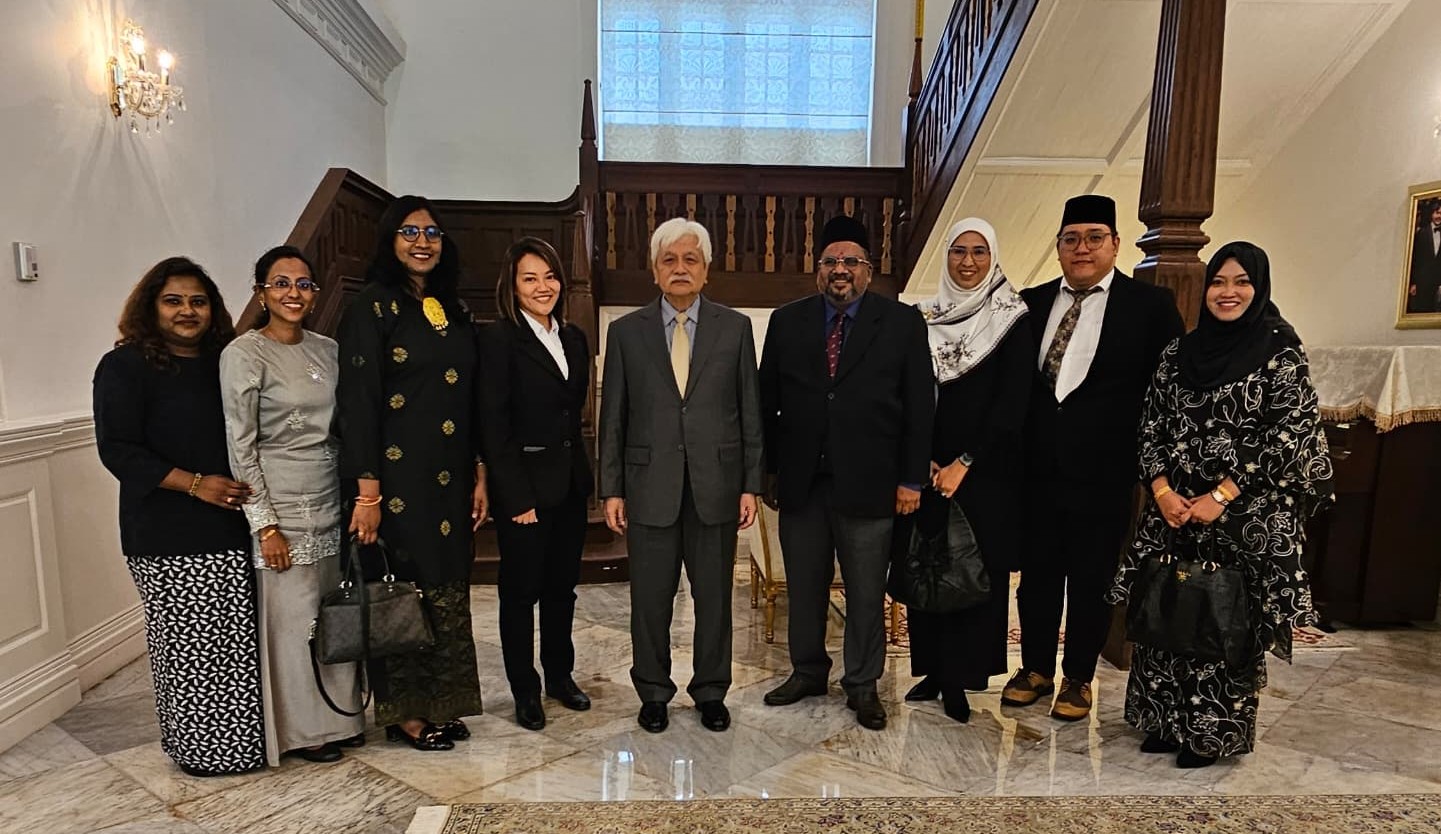 Sembah Mengadap Kebawah D.Y.M.M. D.Y.M.M. Tuanku Muhriz ibni Almarhum ...